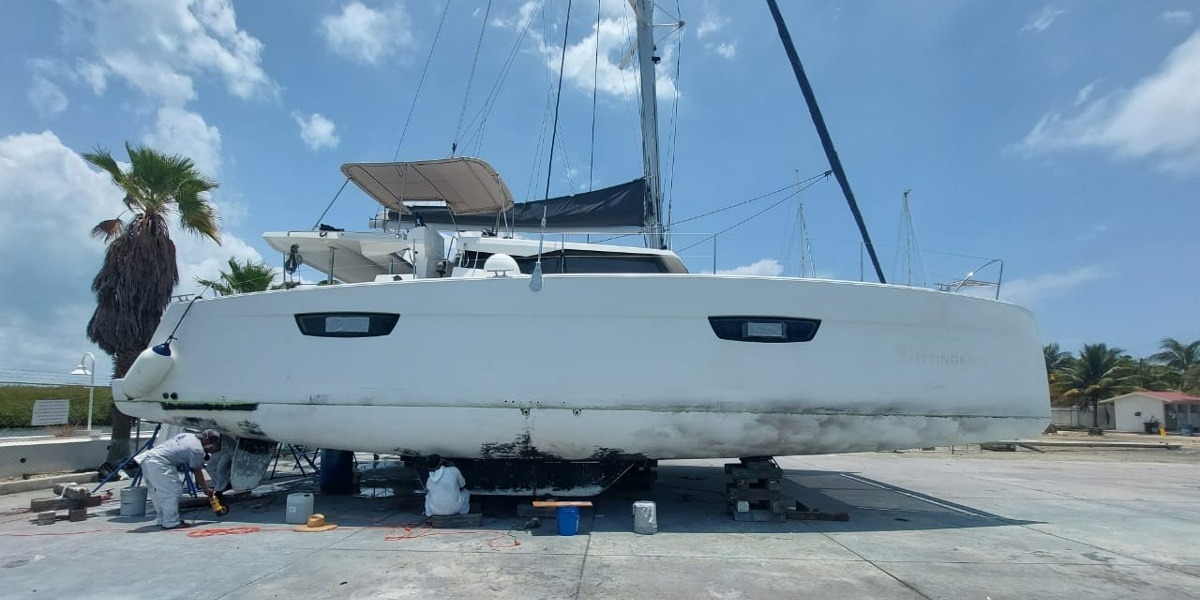 ¡Así es el mantenimiento de los catamaranes!